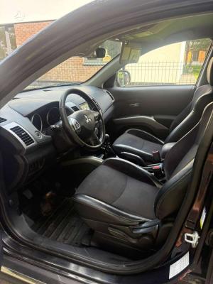 Black Mitsubishi Outlander 2010 in Kaunas, with an engine capacity of 1.97 L and mileage of 303 thousand km for 3800 €, photo 8 on AUTOMOTO.COM.LV