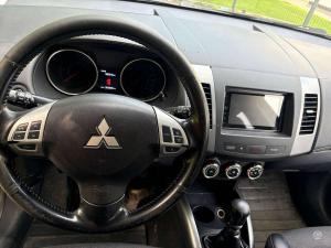 Black Mitsubishi Outlander 2010 in Kaunas, with an engine capacity of 1.97 L and mileage of 303 thousand km for 3800 €, photo 9 on AUTOMOTO.COM.LV