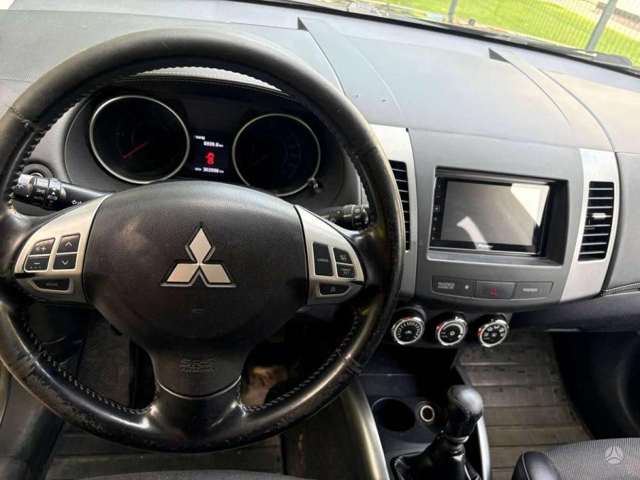 Black Mitsubishi Outlander 2010 in Kaunas, with an engine capacity of 1.97 L and mileage of 303 thousand km for 3800 €, photo 9 on AUTOMOTO.COM.LV