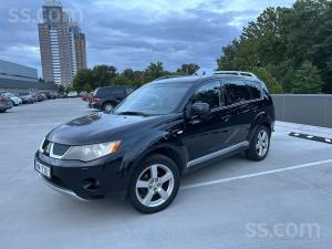 Black Mitsubishi Outlander 2010 in Riga, with an engine capacity of 2.40 L and mileage of 192 thousand km for 4000 €, photo 3 on AUTOMOTO.COM.LV