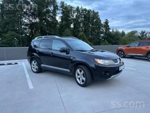 Black Mitsubishi Outlander 2010 in Riga, with an engine capacity of 2.40 L and mileage of 192 thousand km for 4000 €, photo 4 on AUTOMOTO.COM.LV