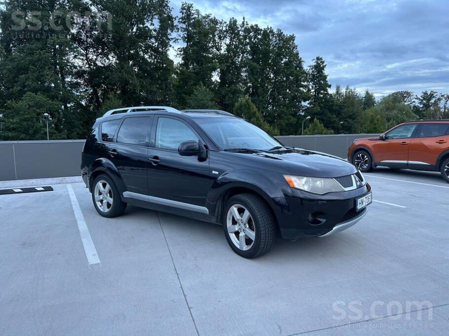 Black Mitsubishi Outlander 2010 in Riga, with an engine capacity of 2.40 L and mileage of 192 thousand km for 4000 €, photo 4 on AUTOMOTO.COM.LV