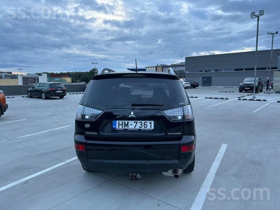 Black Mitsubishi Outlander 2010 in Riga, with an engine capacity of 2.40 L and mileage of 192 thousand km for 4000 €, photo 5 on AUTOMOTO.COM.LV