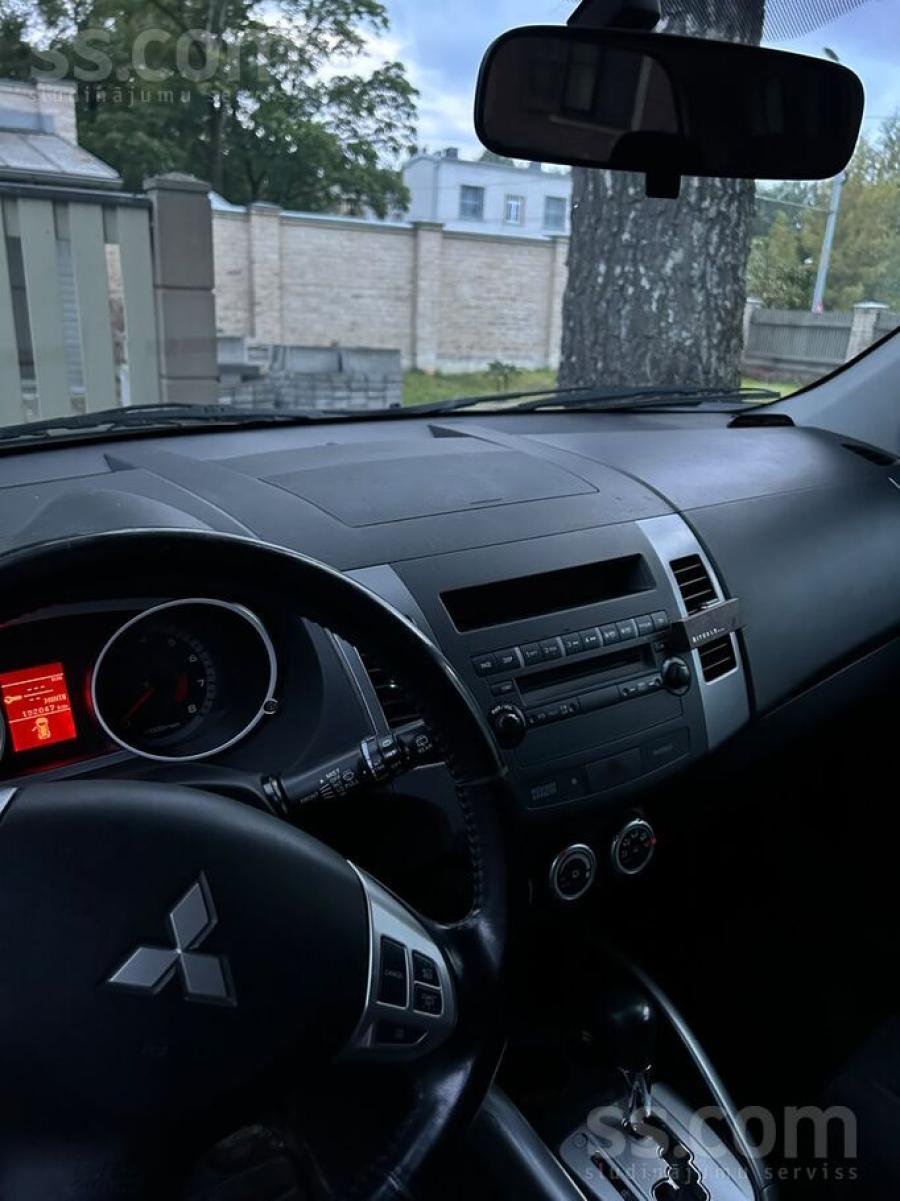 Black Mitsubishi Outlander 2010 in Riga, with an engine capacity of 2.40 L and mileage of 192 thousand km for 4000 €, photo 6 on AUTOMOTO.COM.LV