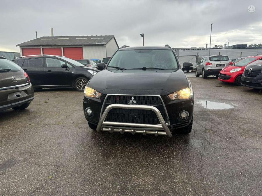 Black Mitsubishi Outlander 2011 in Panevezys, with an engine capacity of 2.20 L and mileage of 33 thousand km for 2999 €, photo 1 on AUTOMOTO.COM.LV