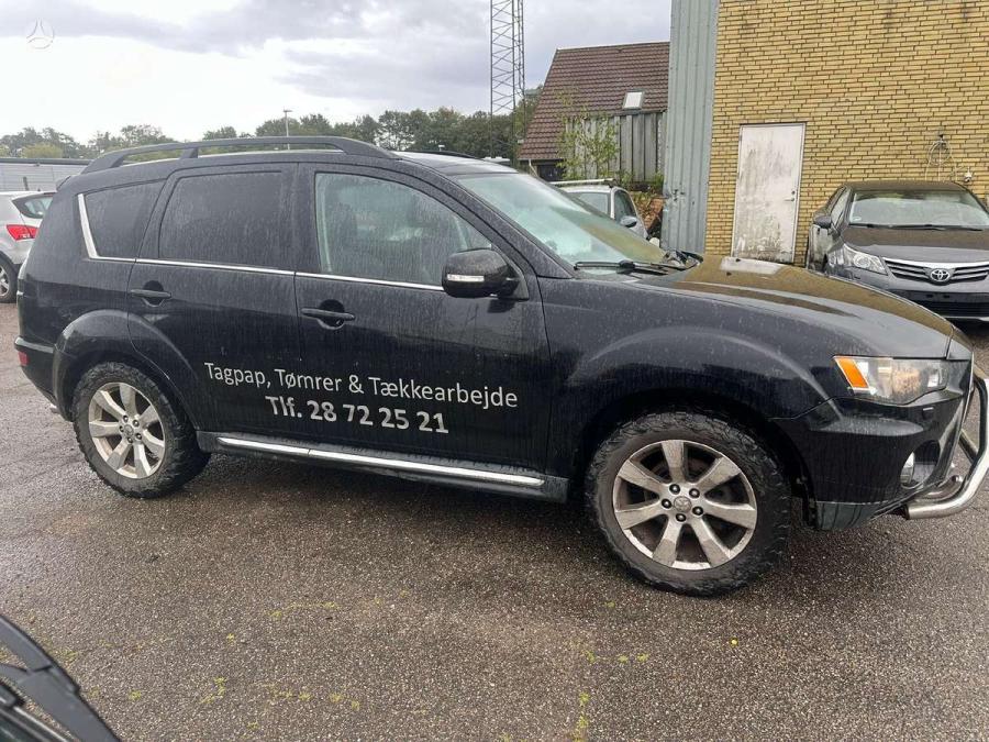 Black Mitsubishi Outlander 2011 in Panevezys, with an engine capacity of 2.20 L and mileage of 33 thousand km for 2999 €, photo 3 on AUTOMOTO.COM.LV