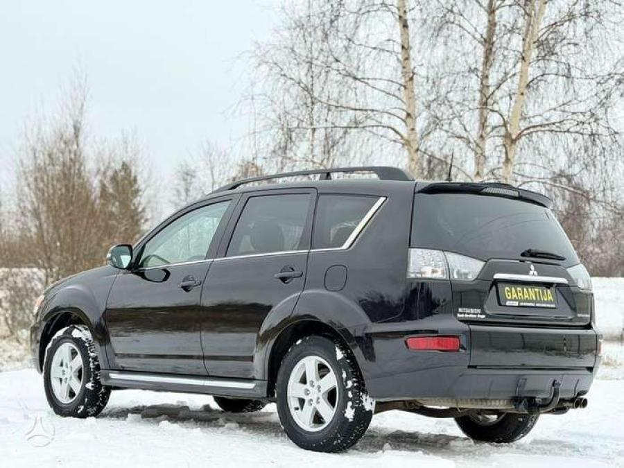 Black Mitsubishi Outlander 2011 in Siauliai, with an engine capacity of 2.20 L and mileage of 226 thousand km for 7650 €, photo 3 on AUTOMOTO.COM.LV