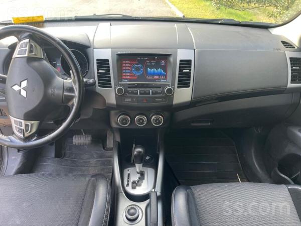 Black Mitsubishi Outlander 2011 in Riga, with an engine capacity of 2.40 L and mileage of 272 thousand km for 4500 €, photo 9 on AUTOMOTO.COM.LV
