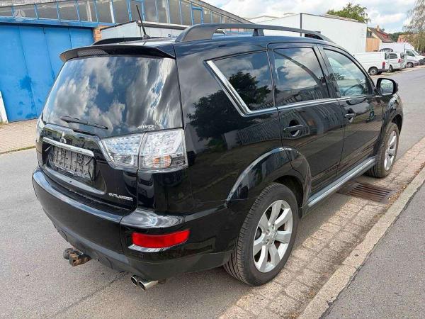 Black Mitsubishi Outlander 2011 in Kaunas, with an engine capacity of 2.18 L and mileage of 211 thousand km for 2950 €, photo 3 on AUTOMOTO.COM.LV