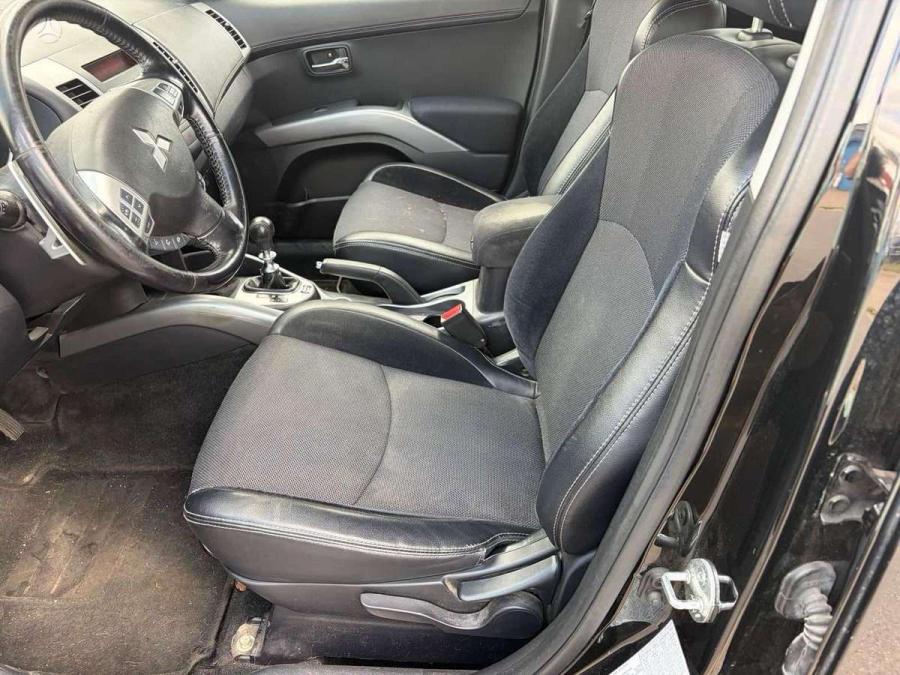 Melns Mitsubishi Outlander 2011 Kauņa, ar dzinēja tilpumu 2.18 L un nobraukumu 211 tūkst. km par 2950 €, foto 6 vietnē AUTOMOTO.COM.LV