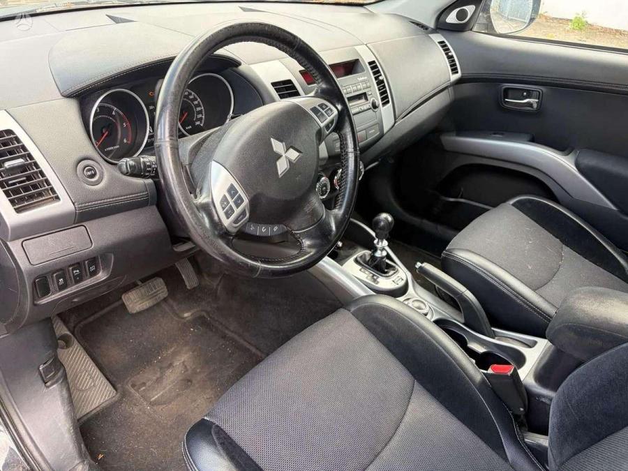 Melns Mitsubishi Outlander 2011 Kauņa, ar dzinēja tilpumu 2.18 L un nobraukumu 211 tūkst. km par 2950 €, foto 7 vietnē AUTOMOTO.COM.LV