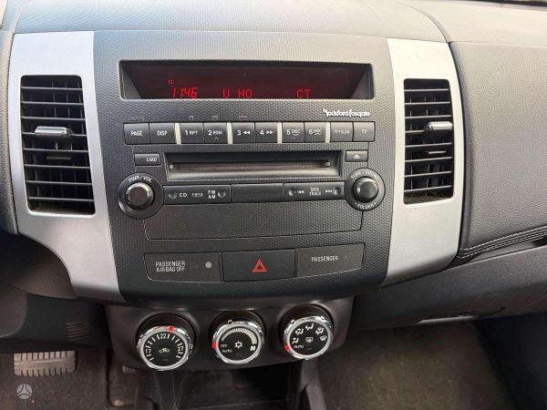 Black Mitsubishi Outlander 2011 in Kaunas, with an engine capacity of 2.18 L and mileage of 211 thousand km for 2950 €, photo 8 on AUTOMOTO.COM.LV