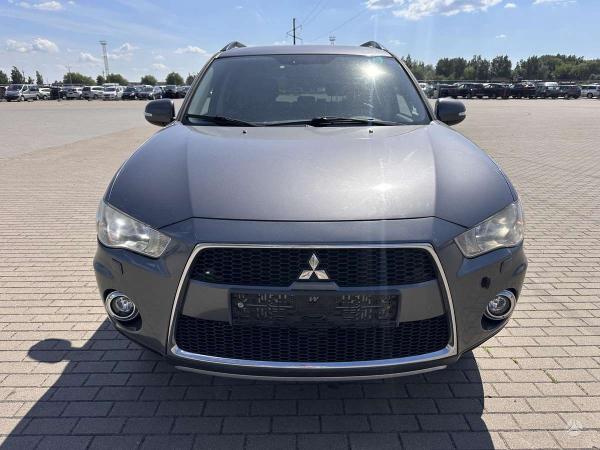 Black Mitsubishi Outlander 2011 in Marijampole, with an engine capacity of 2.00 L and mileage of 201 thousand km for 3950 €, photo 2 on AUTOMOTO.COM.LV