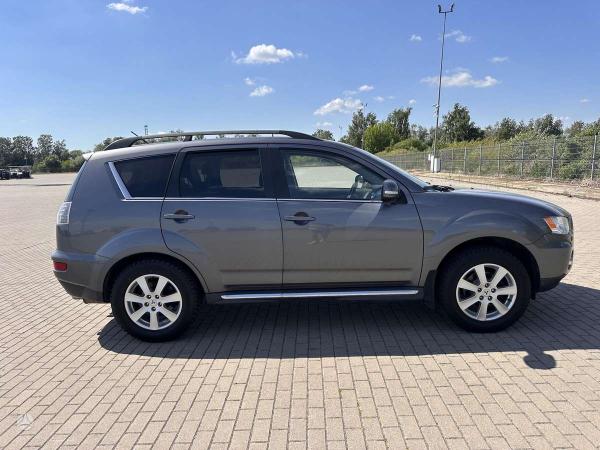 Black Mitsubishi Outlander 2011 in Marijampole, with an engine capacity of 2.00 L and mileage of 201 thousand km for 3950 €, photo 4 on AUTOMOTO.COM.LV