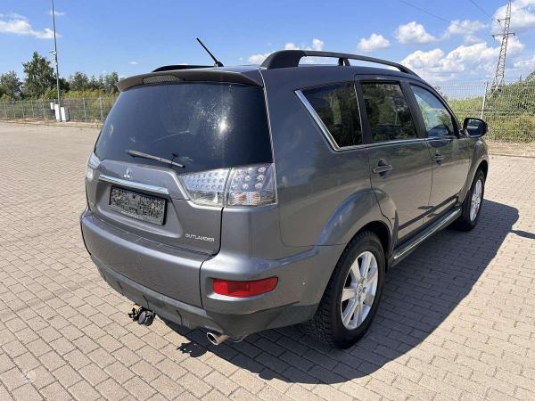 Black Mitsubishi Outlander 2011 in Marijampole, with an engine capacity of 2.00 L and mileage of 201 thousand km for 3950 €, photo 5 on AUTOMOTO.COM.LV