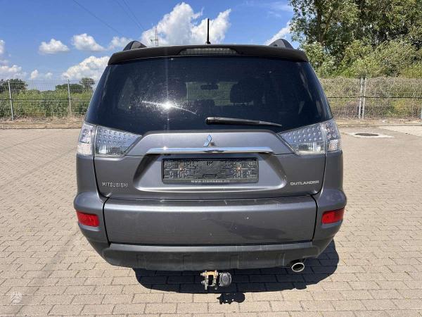 Black Mitsubishi Outlander 2011 in Marijampole, with an engine capacity of 2.00 L and mileage of 201 thousand km for 3950 €, photo 6 on AUTOMOTO.COM.LV