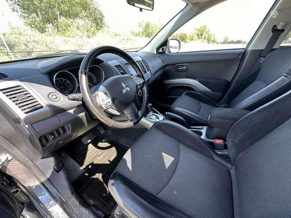 Black Mitsubishi Outlander 2011 in Marijampole, with an engine capacity of 2.00 L and mileage of 201 thousand km for 3950 €, photo 10 on AUTOMOTO.COM.LV