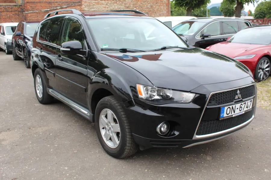 Black Mitsubishi Outlander 2011 in Liepaja, with an engine capacity of 2.30 L and mileage of 327 thousand km for 4650 €, photo 1 on AUTOMOTO.COM.LV