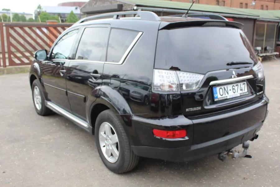 Black Mitsubishi Outlander 2011 in Liepaja, with an engine capacity of 2.30 L and mileage of 327 thousand km for 4650 €, photo 4 on AUTOMOTO.COM.LV