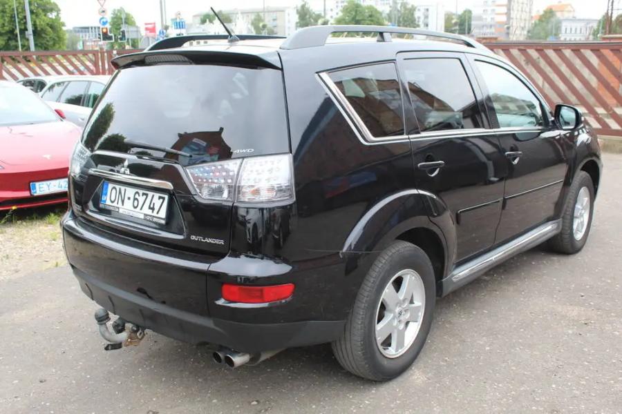 Black Mitsubishi Outlander 2011 in Liepaja, with an engine capacity of 2.30 L and mileage of 327 thousand km for 4650 €, photo 5 on AUTOMOTO.COM.LV