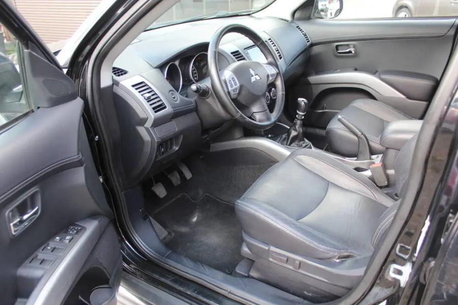 Black Mitsubishi Outlander 2011 in Liepaja, with an engine capacity of 2.30 L and mileage of 327 thousand km for 4650 €, photo 7 on AUTOMOTO.COM.LV