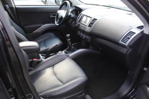 Black Mitsubishi Outlander 2011 in Liepaja, with an engine capacity of 2.30 L and mileage of 327 thousand km for 4650 €, photo 9 on AUTOMOTO.COM.LV