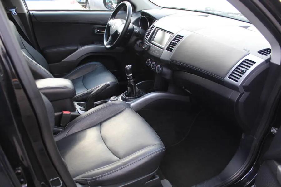 Black Mitsubishi Outlander 2011 in Liepaja, with an engine capacity of 2.30 L and mileage of 327 thousand km for 4650 €, photo 9 on AUTOMOTO.COM.LV