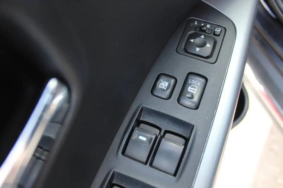 Black Mitsubishi Outlander 2011 in Liepaja, with an engine capacity of 2.30 L and mileage of 327 thousand km for 4650 €, photo 11 on AUTOMOTO.COM.LV