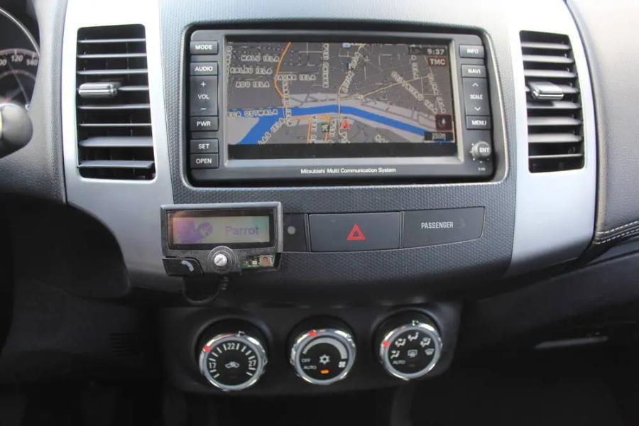Black Mitsubishi Outlander 2011 in Liepaja, with an engine capacity of 2.30 L and mileage of 327 thousand km for 4650 €, photo 13 on AUTOMOTO.COM.LV