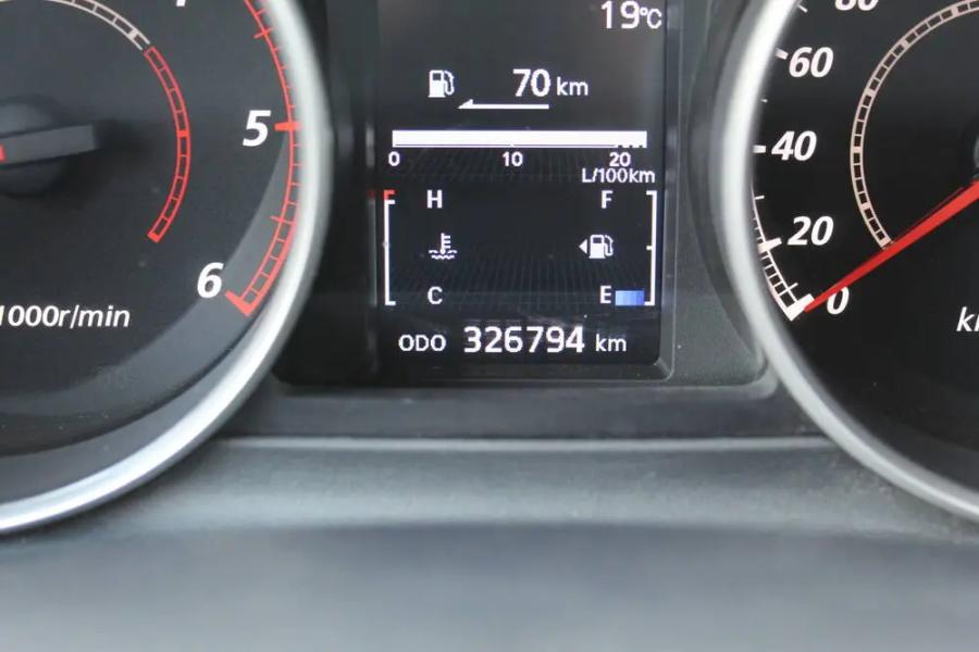 Black Mitsubishi Outlander 2011 in Liepaja, with an engine capacity of 2.30 L and mileage of 327 thousand km for 4650 €, photo 17 on AUTOMOTO.COM.LV