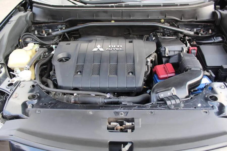 Black Mitsubishi Outlander 2011 in Liepaja, with an engine capacity of 2.30 L and mileage of 327 thousand km for 4650 €, photo 18 on AUTOMOTO.COM.LV