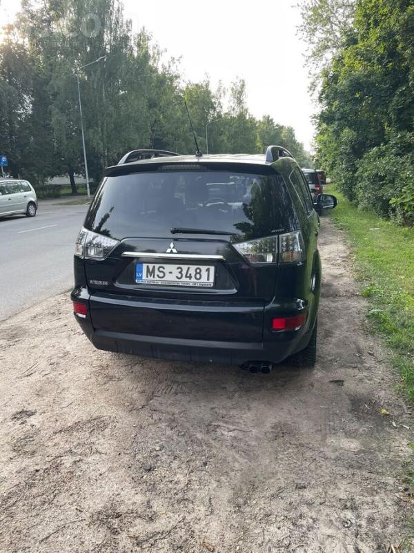 Melns Mitsubishi Outlander 2011 Rīga, ar dzinēja tilpumu 2.20 L un nobraukumu 292 tūkst. km par 4000 €, foto 2 vietnē AUTOMOTO.COM.LV