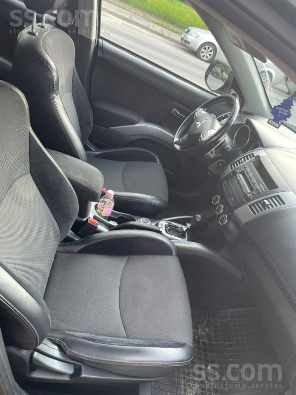 Melns Mitsubishi Outlander 2011 Rīga, ar dzinēja tilpumu 2.20 L un nobraukumu 292 tūkst. km par 4000 €, foto 4 vietnē AUTOMOTO.COM.LV