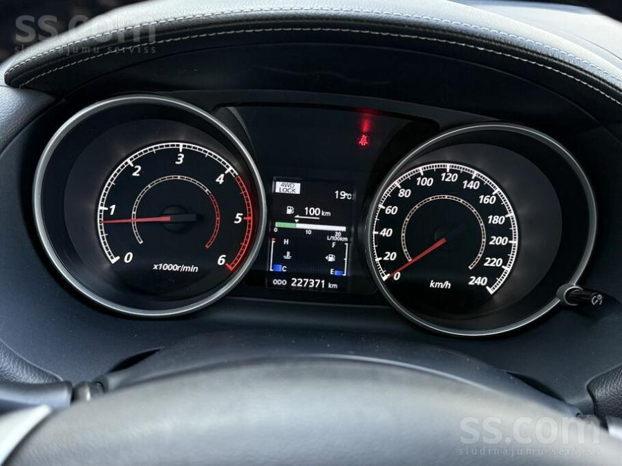 Melns Mitsubishi Outlander 2011 Tukums, ar dzinēja tilpumu 2.20 L un nobraukumu 227 tūkst. km par 6599 €, foto 13 vietnē AUTOMOTO.COM.LV