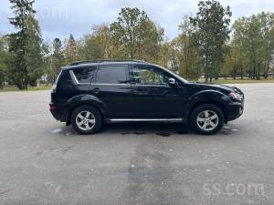 Melns Mitsubishi Outlander 2011 Rīga, ar dzinēja tilpumu 2.40 L un nobraukumu 371 tūkst. km par 4250 €, foto 3 vietnē AUTOMOTO.COM.LV