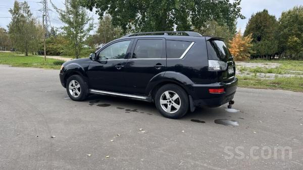 Mitsubishi Outlander 2011 in Riga on AUTOMOTO.COM.LV Black Mitsubishi Outlander 2011 in Riga, with an engine capacity of 2.40 L and mileage of 371 thousand km for 4250 €, photo 4 on AUTOMOTO.COM.LV