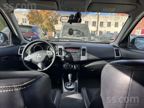 Mitsubishi Outlander 2011 in Riga on AUTOMOTO.COM.LV Black Mitsubishi Outlander 2011 in Riga, with an engine capacity of 2.40 L and mileage of 371 thousand km for 4250 €, photo 7 on AUTOMOTO.COM.LV