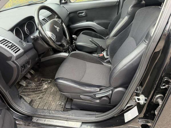 Mitsubishi Outlander 2011 in Marijampole on AUTOMOTO.COM.LV Black Mitsubishi Outlander 2011 in Marijampole, with an engine capacity of 2.30 L and mileage of 216 thousand km for 3250 €, photo 10 on AUTOMOTO.COM.LV