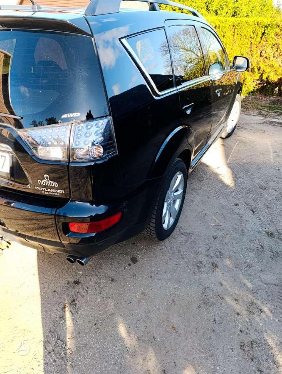 Black Mitsubishi Outlander 2012 in Jurbarkas, with an engine capacity of 2.27 L and mileage of 300 thousand km for 5000 €, photo 4 on AUTOMOTO.COM.LV