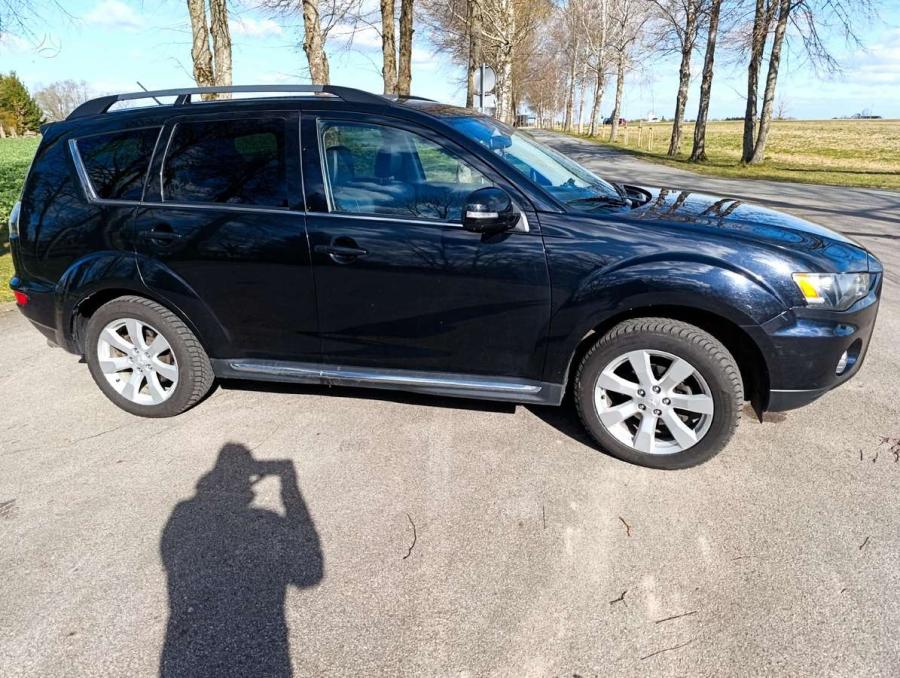 Black Mitsubishi Outlander 2012 in Jurbarkas, with an engine capacity of 2.27 L and mileage of 300 thousand km for 5000 €, photo 12 on AUTOMOTO.COM.LV