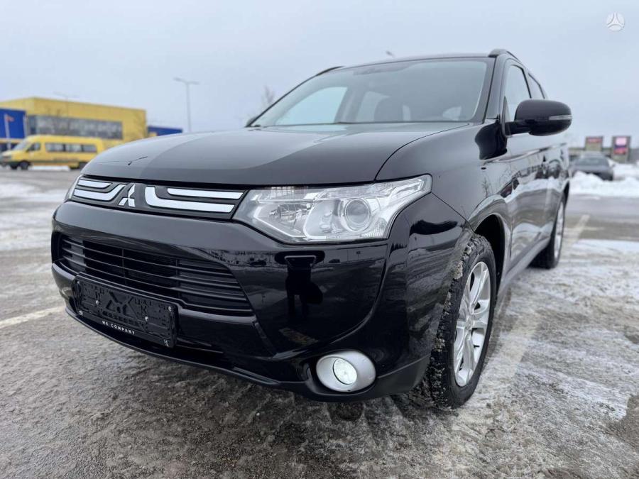Black Mitsubishi Outlander 2012 in Vilnius, with an engine capacity of 2.27 L and mileage of 208 thousand km for 7970 €, photo 1 on AUTOMOTO.COM.LV