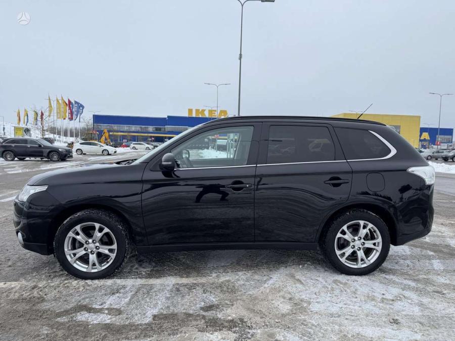 Black Mitsubishi Outlander 2012 in Vilnius, with an engine capacity of 2.27 L and mileage of 208 thousand km for 7970 €, photo 2 on AUTOMOTO.COM.LV