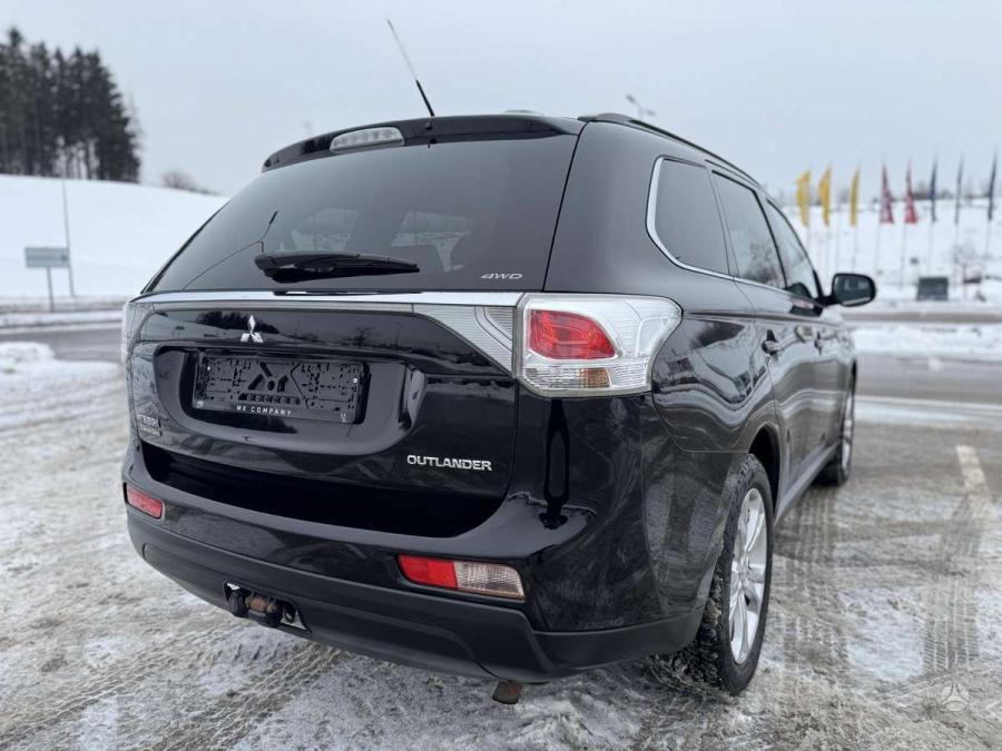 Black Mitsubishi Outlander 2012 in Vilnius, with an engine capacity of 2.27 L and mileage of 208 thousand km for 7970 €, photo 6 on AUTOMOTO.COM.LV