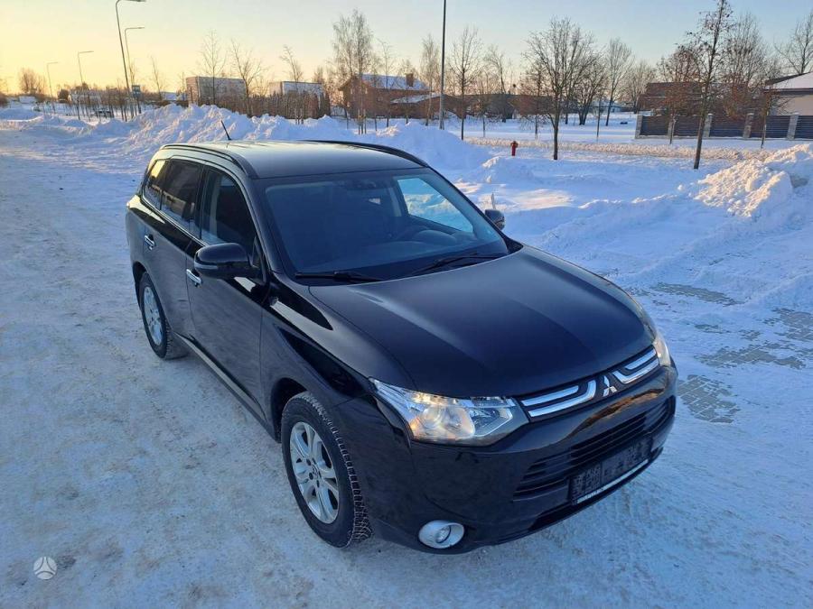 Black Mitsubishi Outlander 2012 in Siauliai, with an engine capacity of 2.30 L and mileage of 213 thousand km for 5800 €, photo 3 on AUTOMOTO.COM.LV