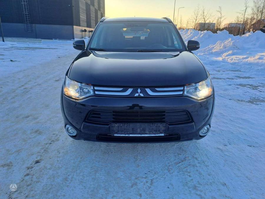Black Mitsubishi Outlander 2012 in Siauliai, with an engine capacity of 2.30 L and mileage of 213 thousand km for 5800 €, photo 4 on AUTOMOTO.COM.LV