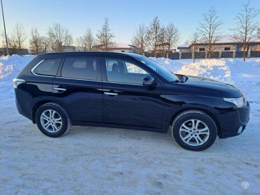 Black Mitsubishi Outlander 2012 in Siauliai, with an engine capacity of 2.30 L and mileage of 213 thousand km for 5800 €, photo 5 on AUTOMOTO.COM.LV