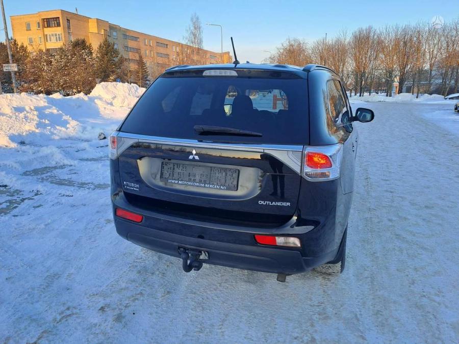 Black Mitsubishi Outlander 2012 in Siauliai, with an engine capacity of 2.30 L and mileage of 213 thousand km for 5800 €, photo 7 on AUTOMOTO.COM.LV