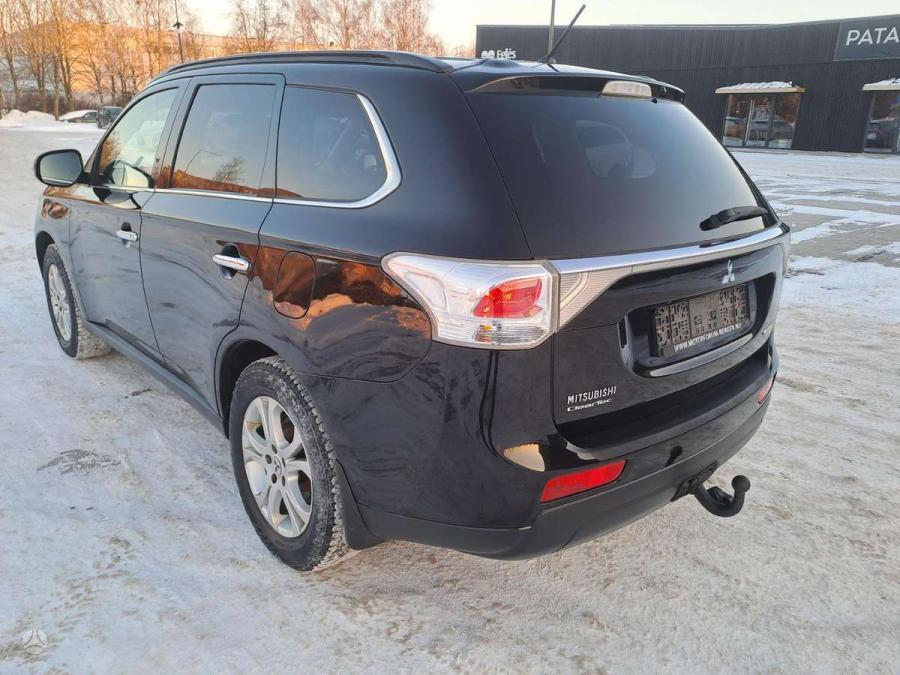 Black Mitsubishi Outlander 2012 in Siauliai, with an engine capacity of 2.30 L and mileage of 213 thousand km for 5800 €, photo 9 on AUTOMOTO.COM.LV