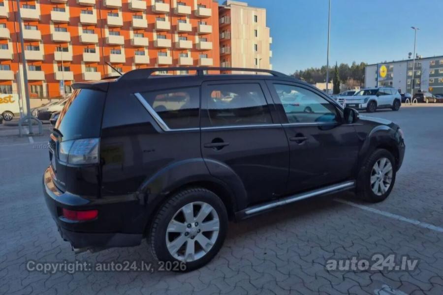 Black Mitsubishi Outlander 2012 in Tallinn, with an engine capacity of 2.20 L and mileage of 283 thousand km for 4950 €, photo 5 on AUTOMOTO.COM.LV