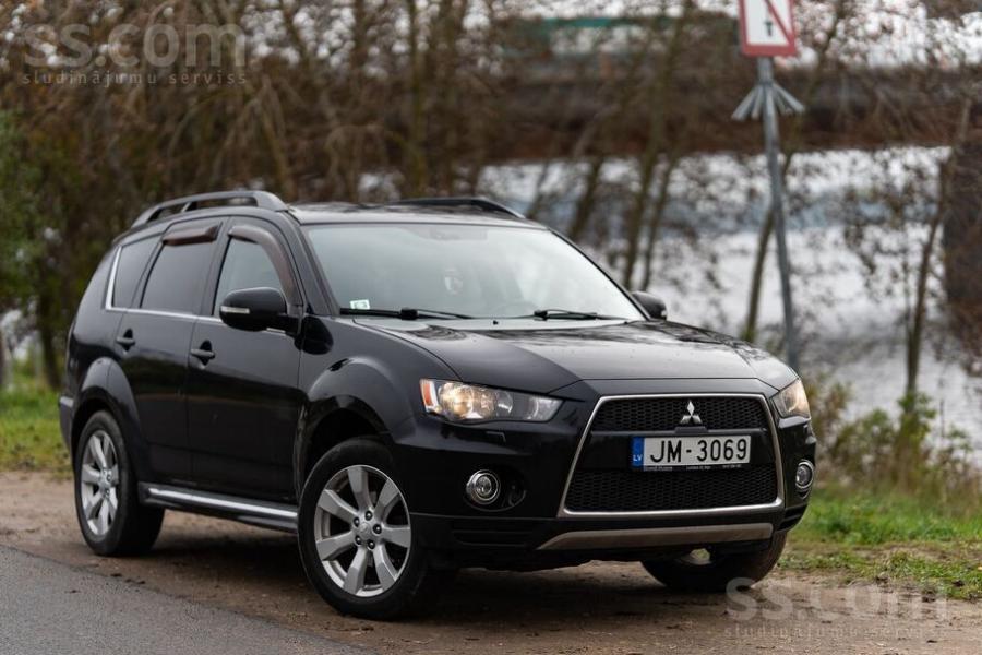 Black Mitsubishi Outlander 2012 in Riga, with an engine capacity of 2.20 L and mileage of 356 thousand km for 4250 €, photo 1 on AUTOMOTO.COM.LV